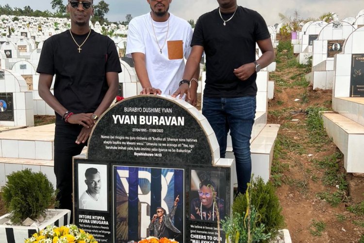 Mbere yo gusubira i Burayi, Yanick Mukunzi yasuye imva ya Yvan Buravan ...